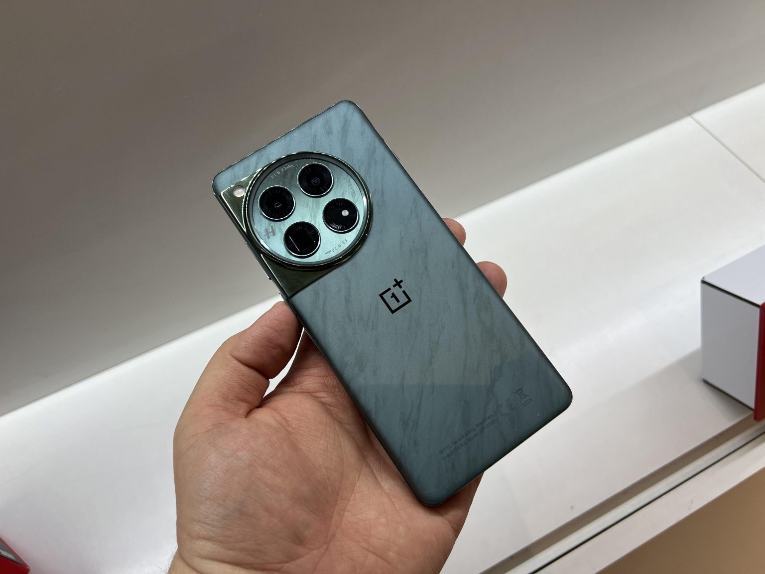 OnePlus 12 si 12R sunt la eMAG si primiti castile OnePlus Buds Pro 2 ...