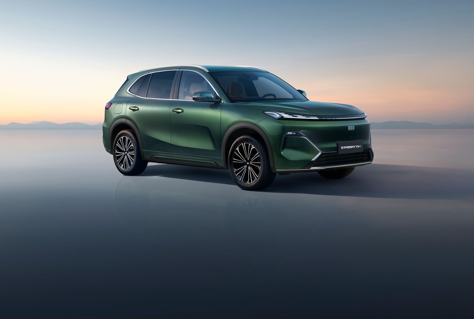Geely lansează primul SUV plug-in hybrid în România și amplifică ...